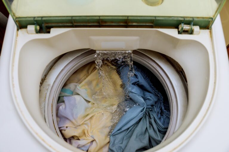 How to Avoid Soap Residue on Clothes from a Washing Machine